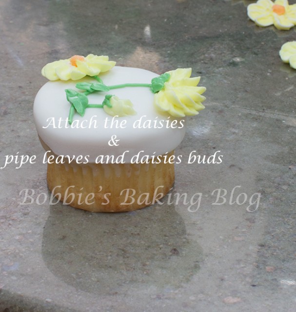 Royal Icing Daisies | Bobbies Baking Blog